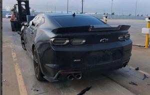 Black Chevrolet Camaro 2019 in Kaunas, with an engine capacity of 6.20 L and mileage of 57 thousand km for 10900 €, photo 3 on AUTOMOTO.COM.LV