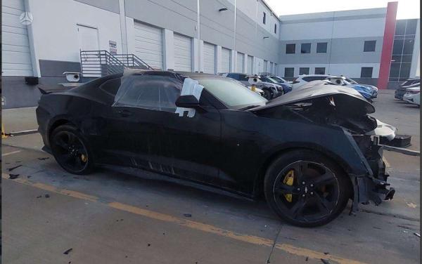 Black Chevrolet Camaro 2019 in Kaunas, with an engine capacity of 6.20 L and mileage of 57 thousand km for 10900 €, photo 4 on AUTOMOTO.COM.LV