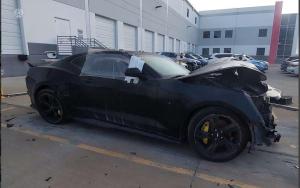Black Chevrolet Camaro 2019 in Kaunas, with an engine capacity of 6.20 L and mileage of 57 thousand km for 10900 €, photo 4 on AUTOMOTO.COM.LV