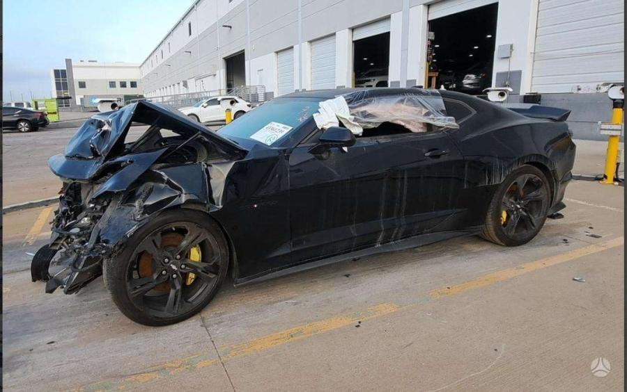Black Chevrolet Camaro 2019 in Kaunas, with an engine capacity of 6.20 L and mileage of 57 thousand km for 10900 €, photo 5 on AUTOMOTO.COM.LV