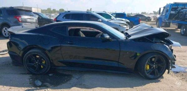 Black Chevrolet Camaro 2019 in Kaunas, with an engine capacity of 6.20 L and mileage of 57 thousand km for 10900 €, photo 10 on AUTOMOTO.COM.LV