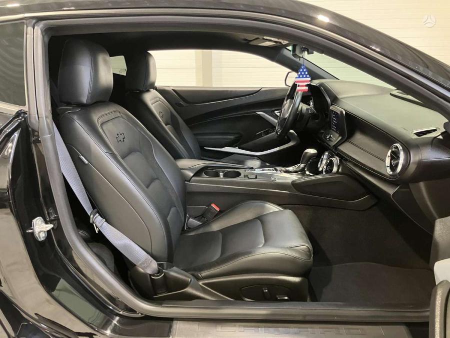 Black Chevrolet Camaro 2021 in Klaipeda, with an engine capacity of 6.20 L and mileage of 70 thousand km for 32670 €, photo 15 on AUTOMOTO.COM.LV
