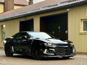 Melns Chevrolet Camaro 2022 Šauļi, ar dzinēja tilpumu 6.20 L un nobraukumu 72 tūkst. km par 37000 €, foto 4 vietnē AUTOMOTO.COM.LV