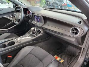 Melns Chevrolet Camaro 2022 Šauļi, ar dzinēja tilpumu 3.60 L un nobraukumu 60 tūkst. km par 29645 €, foto 14 vietnē AUTOMOTO.COM.LV