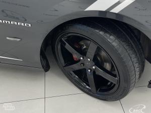 Pelēks Chevrolet Camaro 2013 Avižieniai, ar dzinēja tilpumu 3.60 L un nobraukumu 183 tūkst. km par 17900 €, foto 33 vietnē AUTOMOTO.COM.LV