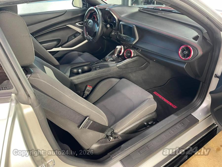 Pelēks Chevrolet Camaro 2018 Peltsamā, ar dzinēja tilpumu 2.00 L un nobraukumu 118 tūkst. km par 20000 €, foto 8 vietnē AUTOMOTO.COM.LV