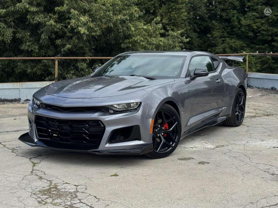 Grey Chevrolet Camaro 2019 in Vilnius, with an engine capacity of 2.00 L and mileage of 141 thousand km for 18900 €, photo 1 on AUTOMOTO.COM.LV