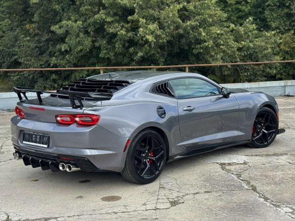 Grey Chevrolet Camaro 2019 in Vilnius, with an engine capacity of 2.00 L and mileage of 141 thousand km for 18900 €, photo 2 on AUTOMOTO.COM.LV