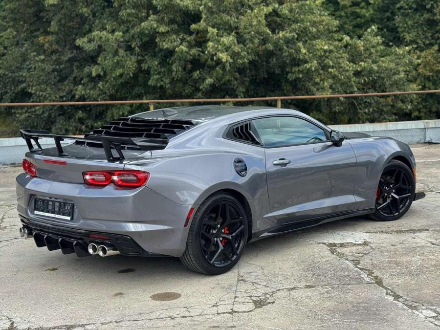 Grey Chevrolet Camaro 2019 in Vilnius, with an engine capacity of 2.00 L and mileage of 141 thousand km for 18900 €, photo 3 on AUTOMOTO.COM.LV