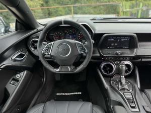 Grey Chevrolet Camaro 2019 in Vilnius, with an engine capacity of 2.00 L and mileage of 141 thousand km for 18900 €, photo 4 on AUTOMOTO.COM.LV