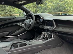 Grey Chevrolet Camaro 2019 in Vilnius, with an engine capacity of 2.00 L and mileage of 141 thousand km for 18900 €, photo 5 on AUTOMOTO.COM.LV