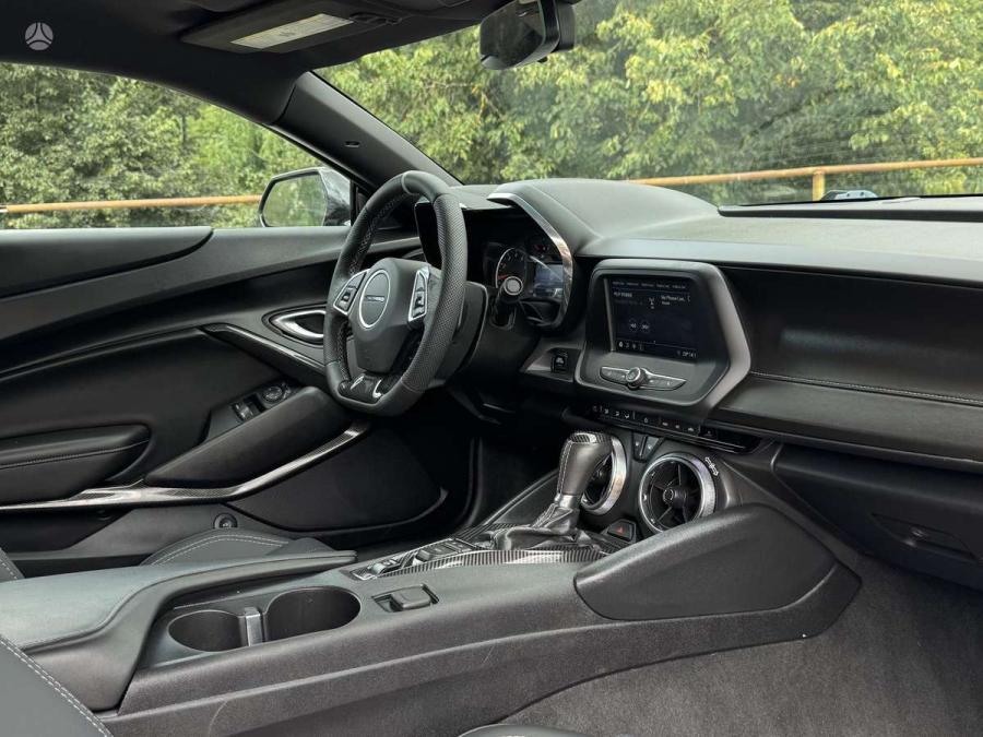 Grey Chevrolet Camaro 2019 in Vilnius, with an engine capacity of 2.00 L and mileage of 141 thousand km for 18900 €, photo 5 on AUTOMOTO.COM.LV