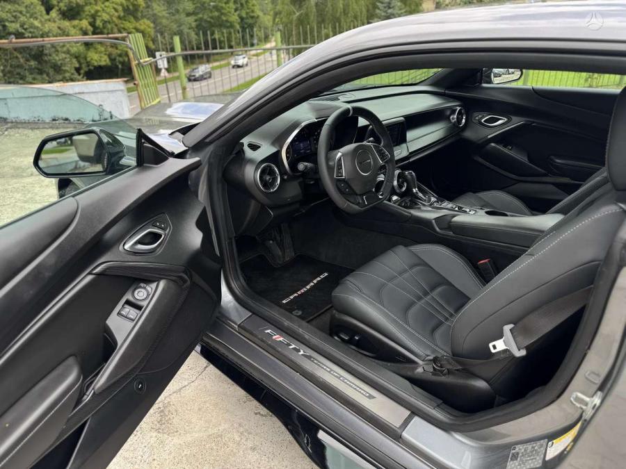 Grey Chevrolet Camaro 2019 in Vilnius, with an engine capacity of 2.00 L and mileage of 141 thousand km for 18900 €, photo 6 on AUTOMOTO.COM.LV