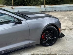Grey Chevrolet Camaro 2019 in Vilnius, with an engine capacity of 2.00 L and mileage of 141 thousand km for 18900 €, photo 18 on AUTOMOTO.COM.LV
