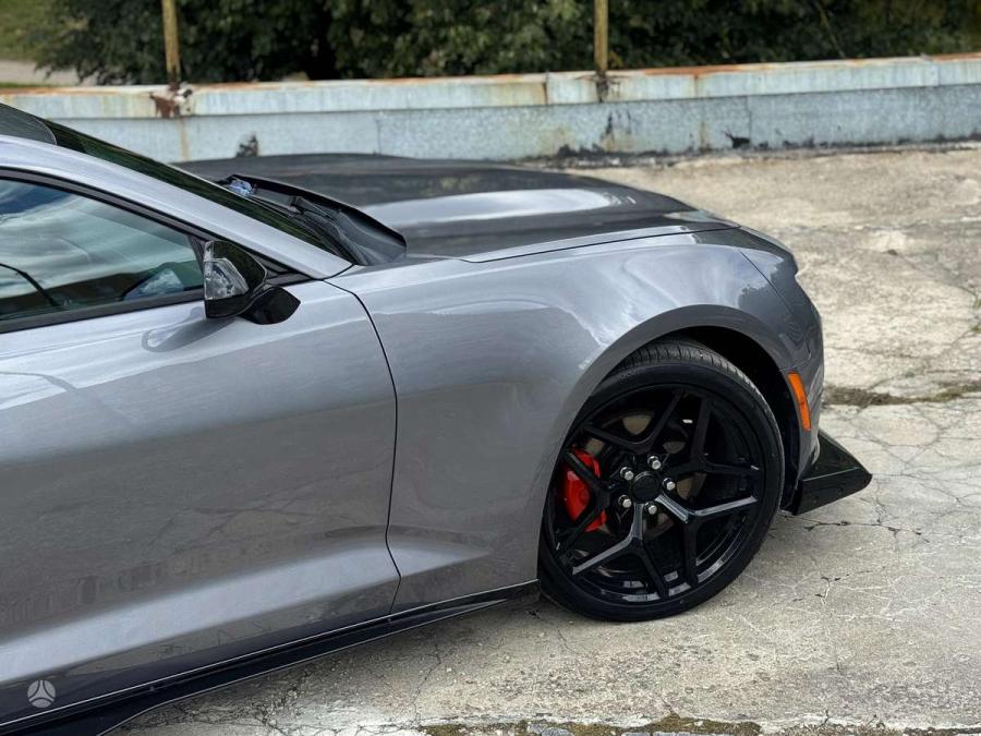 Grey Chevrolet Camaro 2019 in Vilnius, with an engine capacity of 2.00 L and mileage of 141 thousand km for 18900 €, photo 18 on AUTOMOTO.COM.LV