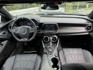 Grey Chevrolet Camaro 2019 in Vilnius, with an engine capacity of 2.00 L and mileage of 141 thousand km for 18900 €, photo 22 on AUTOMOTO.COM.LV