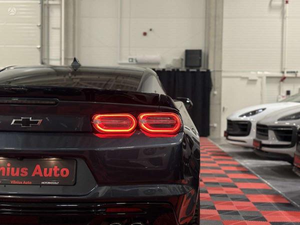 Pelēks Chevrolet Camaro 2020 Viļņa, ar dzinēja tilpumu 6.16 L un nobraukumu 33 tūkst. km par 31999 €, foto 8 vietnē AUTOMOTO.COM.LV