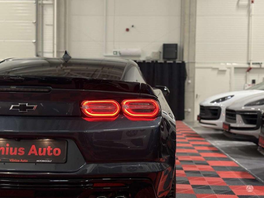 Pelēks Chevrolet Camaro 2020 Viļņa, ar dzinēja tilpumu 6.16 L un nobraukumu 33 tūkst. km par 29999 €, foto 9 vietnē AUTOMOTO.COM.LV