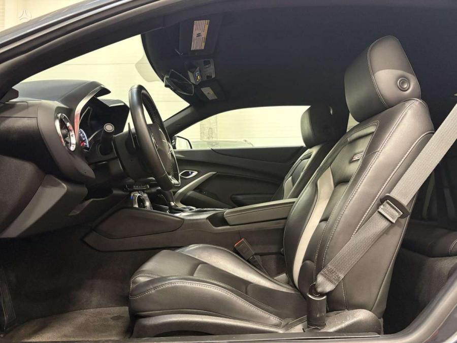 Pelēks Chevrolet Camaro 2020 Viļņa, ar dzinēja tilpumu 6.16 L un nobraukumu 33 tūkst. km par 29999 €, foto 16 vietnē AUTOMOTO.COM.LV