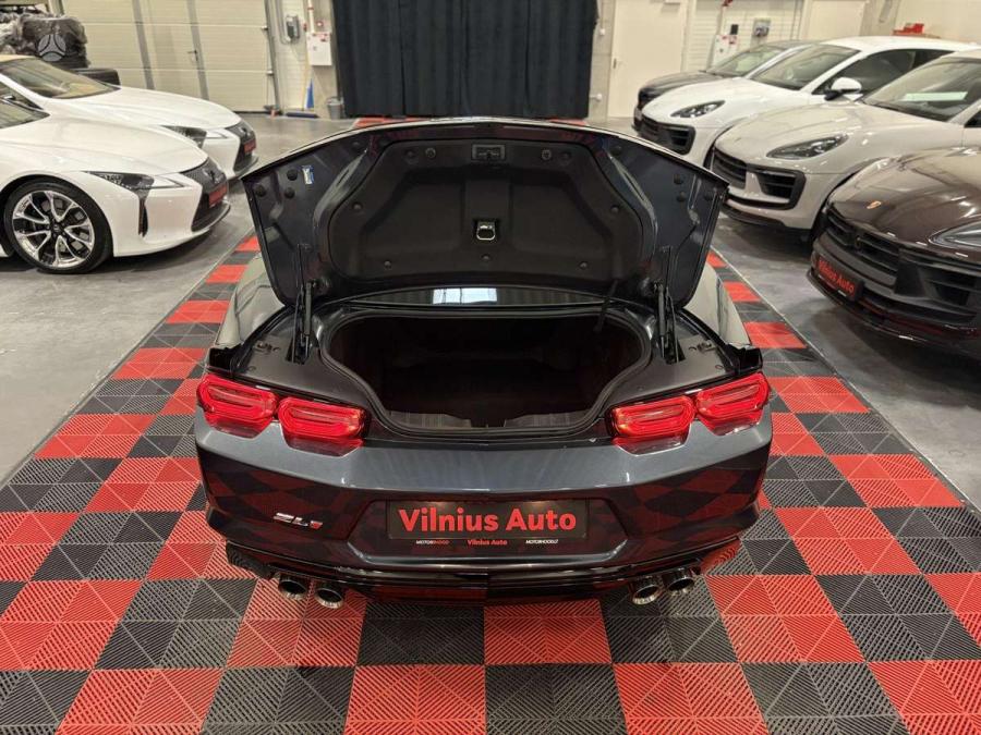Pelēks Chevrolet Camaro 2020 Viļņa, ar dzinēja tilpumu 6.16 L un nobraukumu 33 tūkst. km par 29999 €, foto 30 vietnē AUTOMOTO.COM.LV