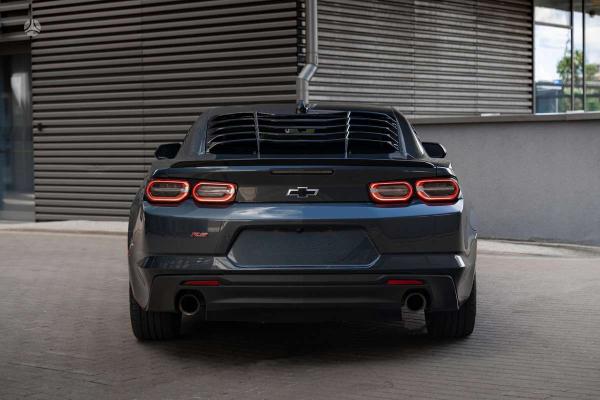 Pelēks Chevrolet Camaro 2023 Viļņa, ar dzinēja tilpumu 3.60 L un nobraukumu 70 tūkst. km par 25999 €, foto 4 vietnē AUTOMOTO.COM.LV