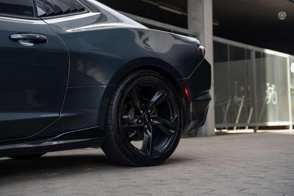 Grey Chevrolet Camaro 2023 in Vilnius, with an engine capacity of 3.60 L and mileage of 70 thousand km for 25999 €, photo 7 on AUTOMOTO.COM.LV