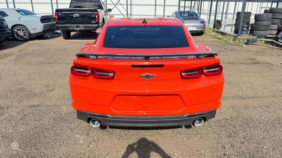 Oranžs Chevrolet Camaro 2019 Ukmergė, ar dzinēja tilpumu 2.00 L un nobraukumu 93 tūkst. km par 8999 €, foto 3 vietnē AUTOMOTO.COM.LV