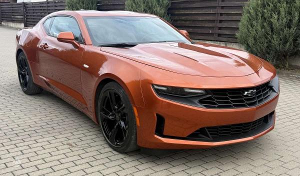 Orange Chevrolet Camaro 2022 in Kaunas, with an engine capacity of 2.00 L and mileage of 33 thousand km for 26500 €, photo 1 on AUTOMOTO.COM.LV