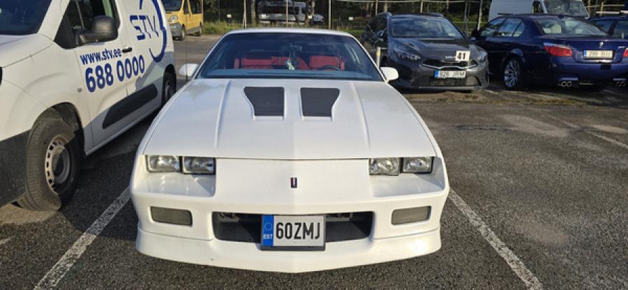 White Chevrolet Camaro 1987 in Tallinn, with an engine capacity of 5.00 L and mileage of 103 thousand km for 14000 €, photo 1 on AUTOMOTO.COM.LV
