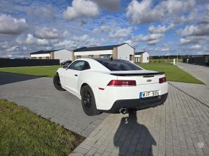 White Chevrolet Camaro 2014 in Klaipeda, with an engine capacity of 3.60 L and mileage of 159 thousand km for 9000 €, photo 4 on AUTOMOTO.COM.LV
