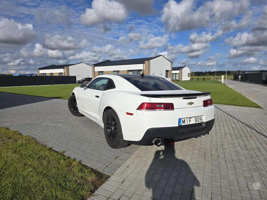 White Chevrolet Camaro 2014 in Klaipeda, with an engine capacity of 3.60 L and mileage of 159 thousand km for 9000 €, photo 4 on AUTOMOTO.COM.LV
