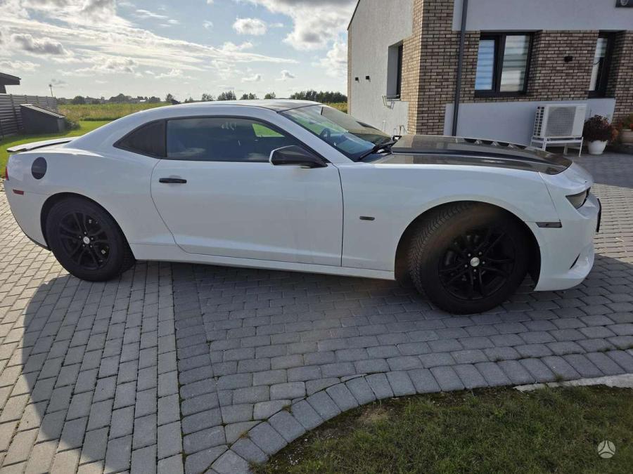 White Chevrolet Camaro 2014 in Klaipeda, with an engine capacity of 3.60 L and mileage of 159 thousand km for 9000 €, photo 6 on AUTOMOTO.COM.LV