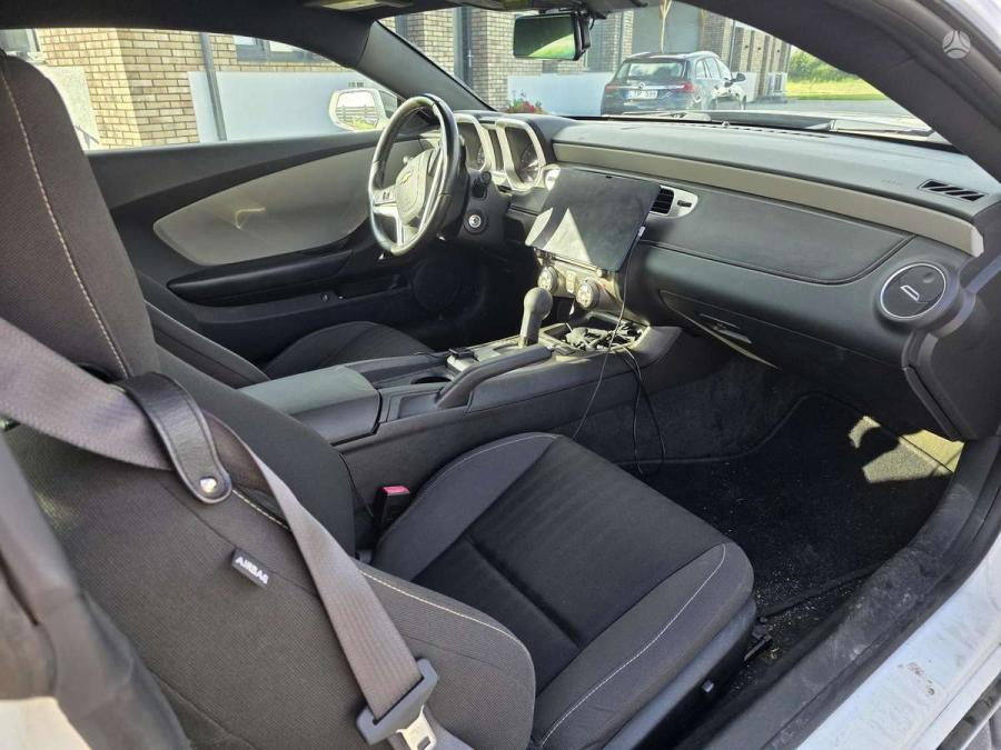 White Chevrolet Camaro 2014 in Klaipeda, with an engine capacity of 3.60 L and mileage of 159 thousand km for 9000 €, photo 11 on AUTOMOTO.COM.LV