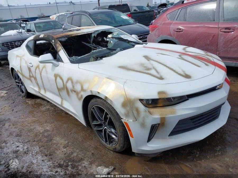 White Chevrolet Camaro 2017 in Panevezys, with an engine capacity of 2.00 L and mileage of 210 thousand km for 5450 €, photo 1 on AUTOMOTO.COM.LV