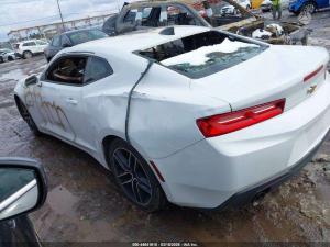 White Chevrolet Camaro 2017 in Panevezys, with an engine capacity of 2.00 L and mileage of 210 thousand km for 5450 €, photo 4 on AUTOMOTO.COM.LV