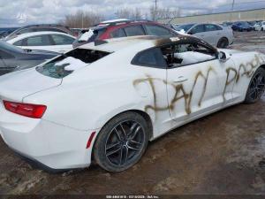 White Chevrolet Camaro 2017 in Panevezys, with an engine capacity of 2.00 L and mileage of 210 thousand km for 5450 €, photo 5 on AUTOMOTO.COM.LV