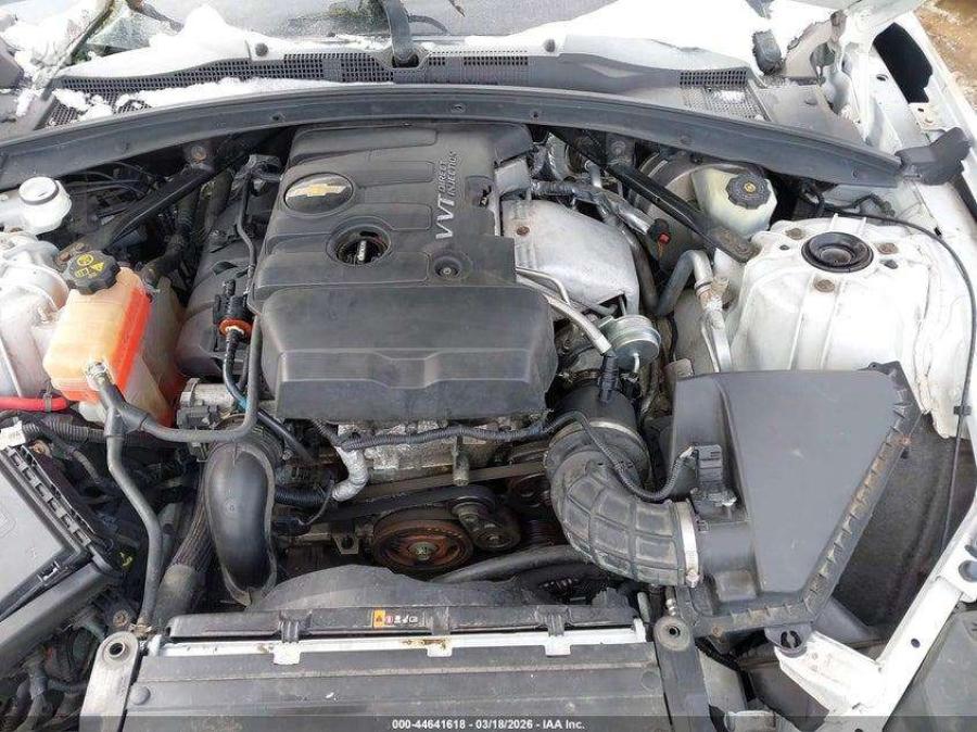 White Chevrolet Camaro 2017 in Panevezys, with an engine capacity of 2.00 L and mileage of 210 thousand km for 5450 €, photo 6 on AUTOMOTO.COM.LV