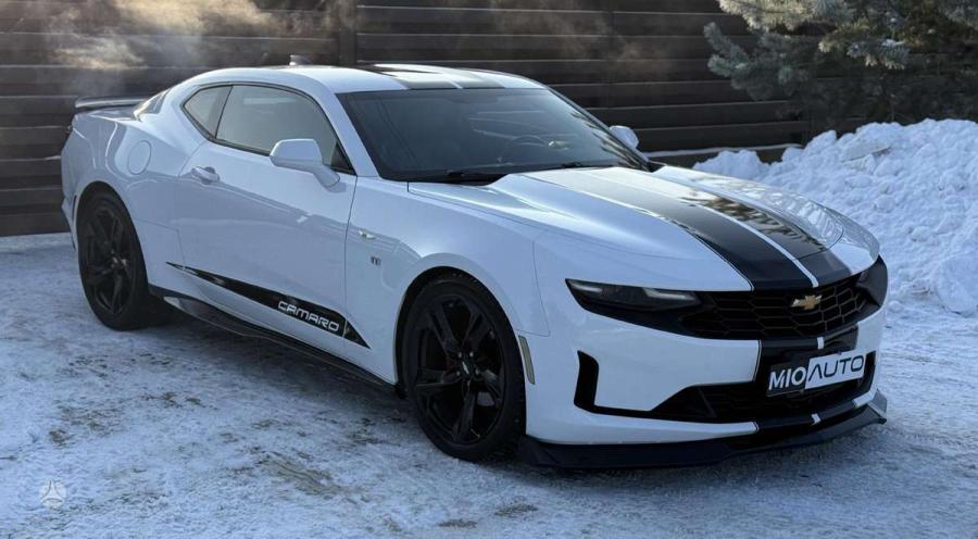 White Chevrolet Camaro 2020 in Kaunas, with an engine capacity of 2.00 L and mileage of 60 thousand km for 27500 €, photo 1 on AUTOMOTO.COM.LV