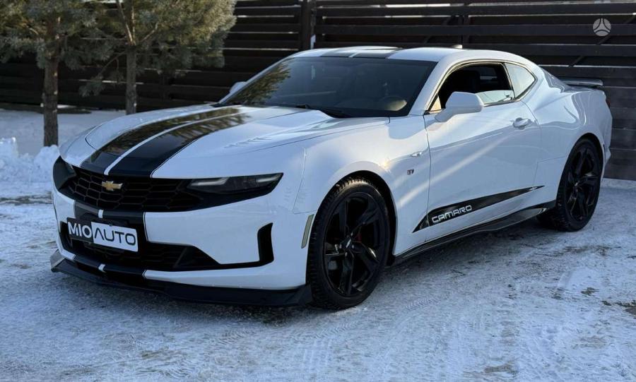 White Chevrolet Camaro 2020 in Kaunas, with an engine capacity of 2.00 L and mileage of 60 thousand km for 27500 €, photo 3 on AUTOMOTO.COM.LV