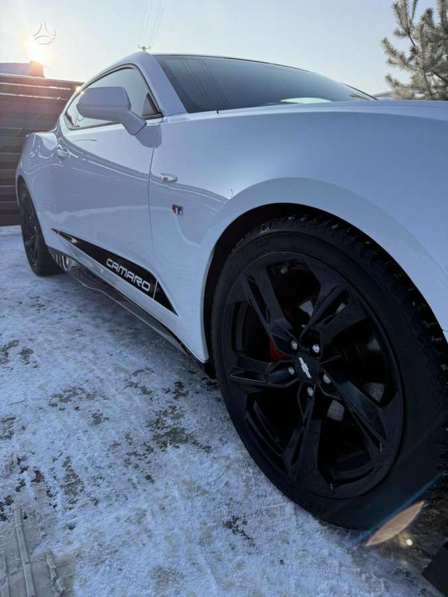 White Chevrolet Camaro 2020 in Kaunas, with an engine capacity of 2.00 L and mileage of 60 thousand km for 27500 €, photo 14 on AUTOMOTO.COM.LV