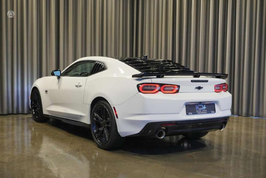 White Chevrolet Camaro 2021 in Marijampole, with an engine capacity of 3.56 L and mileage of 17 thousand km for 29850 €, photo 8 on AUTOMOTO.COM.LV