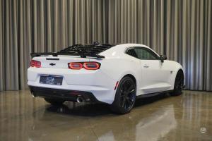 White Chevrolet Camaro 2021 in Marijampole, with an engine capacity of 3.56 L and mileage of 17 thousand km for 29850 €, photo 12 on AUTOMOTO.COM.LV