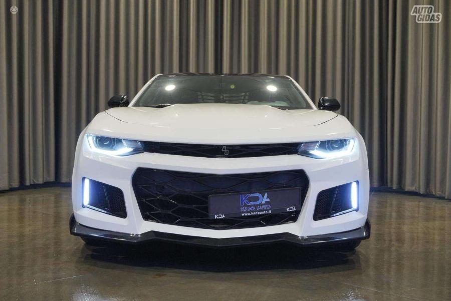 White Chevrolet Camaro 2021 in Marijampole, with an engine capacity of 3.60 L and mileage of 17 thousand km for 27950 €, photo 4 on AUTOMOTO.COM.LV