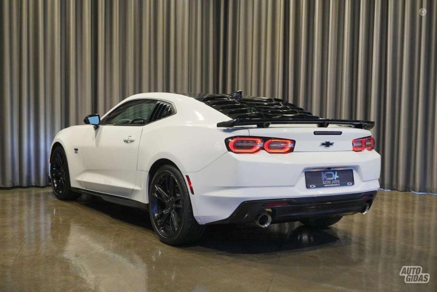 White Chevrolet Camaro 2021 in Marijampole, with an engine capacity of 3.60 L and mileage of 17 thousand km for 27950 €, photo 10 on AUTOMOTO.COM.LV