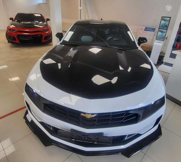 White Chevrolet Camaro 2022 in Siauliai, with an engine capacity of 2.00 L and mileage of 6 thousand km for 27700 €, photo 2 on AUTOMOTO.COM.LV