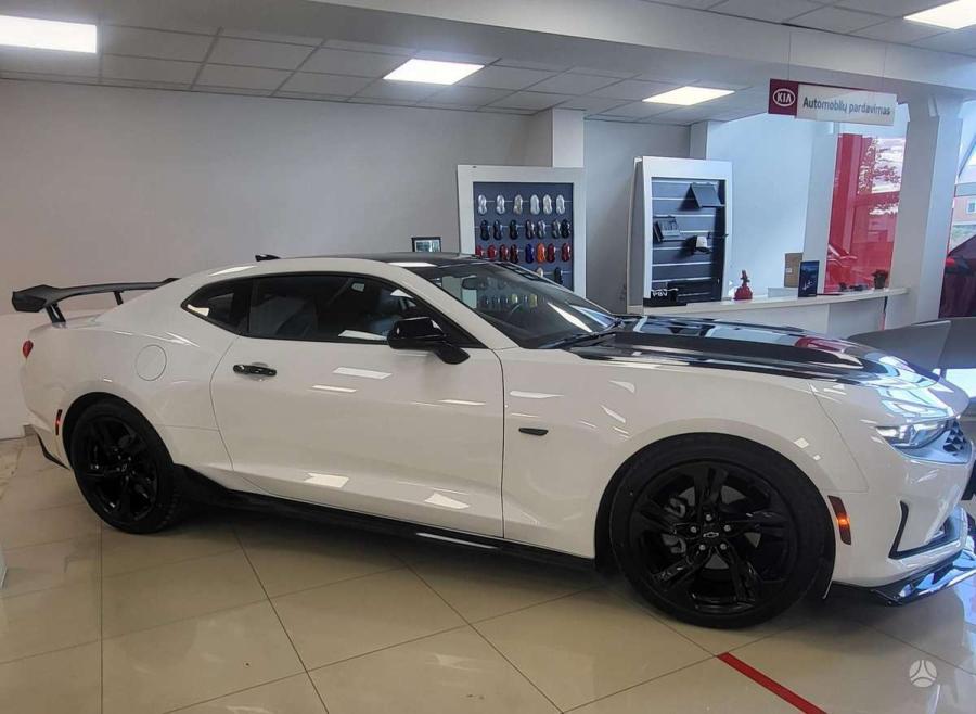 Balts Chevrolet Camaro 2022 Šauļi, ar dzinēja tilpumu 2.00 L un nobraukumu 6 tūkst. km par 27700 €, foto 5 vietnē AUTOMOTO.COM.LV