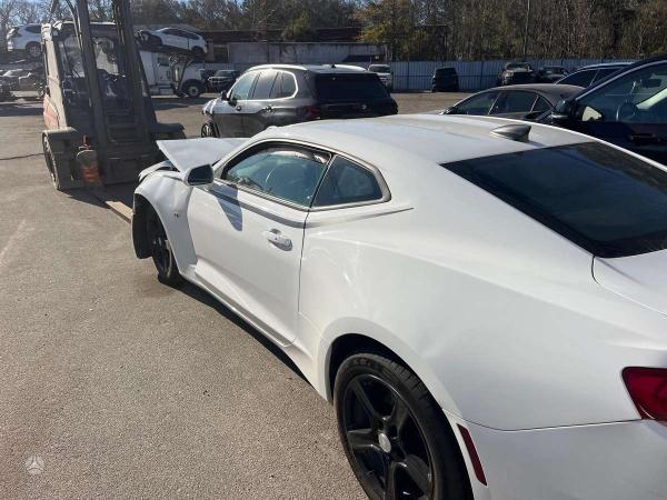 White Chevrolet Camaro 2023 in Ukmerge, with an engine capacity of 2.00 L and mileage of 56 thousand km for 10285 €, photo 2 on AUTOMOTO.COM.LV