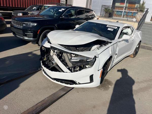 White Chevrolet Camaro 2023 in Ukmerge, with an engine capacity of 2.00 L and mileage of 56 thousand km for 10285 €, photo 5 on AUTOMOTO.COM.LV