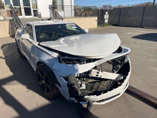 White Chevrolet Camaro 2023 in Ukmerge, with an engine capacity of 2.00 L and mileage of 56 thousand km for 10285 €, photo 8 on AUTOMOTO.COM.LV