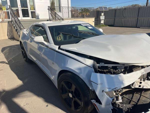 White Chevrolet Camaro 2023 in Ukmerge, with an engine capacity of 2.00 L and mileage of 56 thousand km for 10285 €, photo 9 on AUTOMOTO.COM.LV